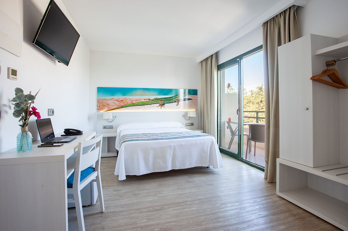 Formentera hotel rooms. Hotel room on the beach of Es Pujols.